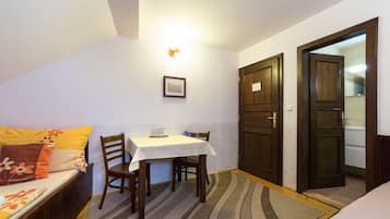 Quarto Triplo | Minibar, secretária, ferro/tábua de engomar, Wi-fi grátis