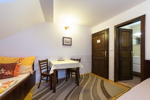 Quarto Triplo | Minibar, secretária, ferro/tábua de engomar, Wi-fi grátis 