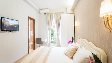 Quarto Triplo Comfort, 1 quarto, vista para o pátio | Roupa de alta qualidade, edredões de penas