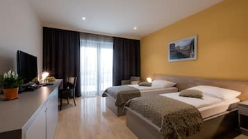 Quarto Duplo | Minibar, cofre no quarto, secretária, cortinas/cortinados opacos