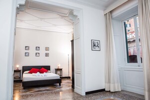 Deluxe room with private bathroom outside | Secretária, quartos insonorizados, ferro/tábua de engomar 