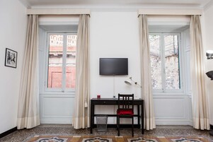 Deluxe room with private bathroom outside | Comodidade do quarto