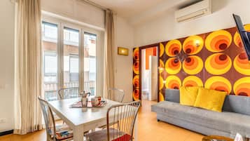 Apartamento, 1 quarto | Sala de estar | TV de ecrã plano