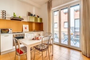 Um frigorífico/congelador grande, um micro-ondas, uma placa de cozinha 