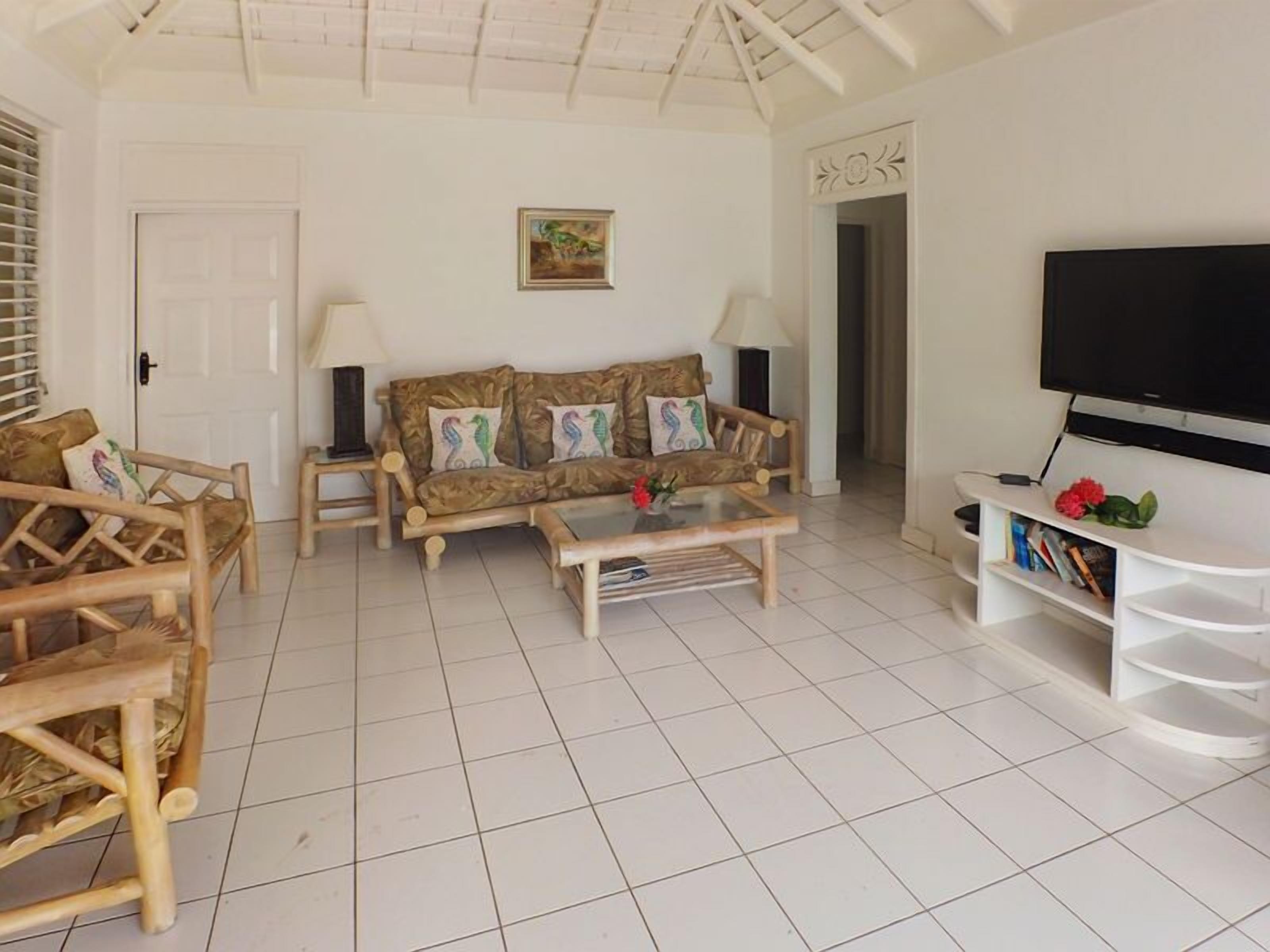 Quarto, 3 quartos | Sala de estar | Televisor de ecrã plano de 42 polegadas com canais por cabo, televisor 