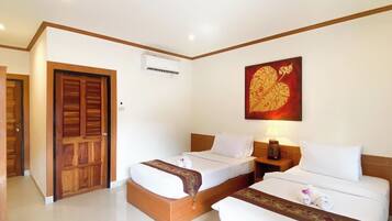 Superior Twin | Secretária, camas desdobráveis, Wi-fi grátis