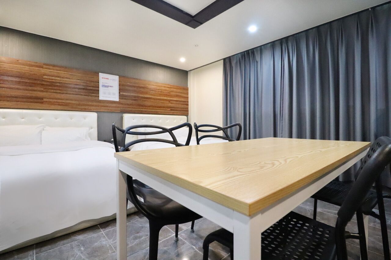 Quarto Twin | Minibar grátis, secretária, cortinas/cortinados opacos 