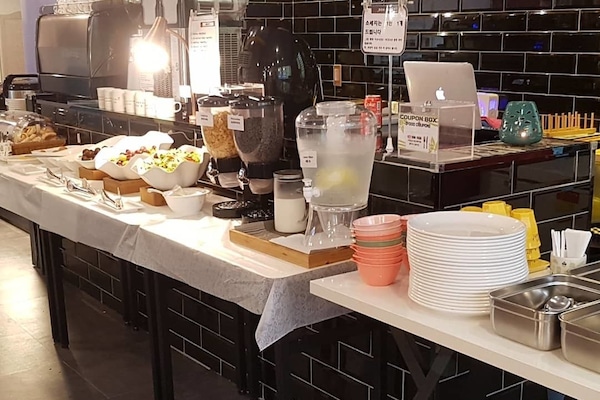 Café da manhã com buffet durante a semana (KRW 8800 por pessoa)