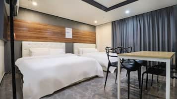 Quarto Twin | Minibar grátis, secretária, cortinas/cortinados opacos