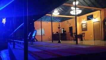 Fachada da propriedade à noite