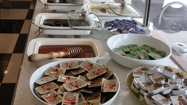 Pequeno-almoço tipo buffet diário mediante uma taxa 