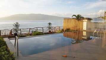 2 piscinas exteriores, uma piscina transbordante, guarda-sóis 