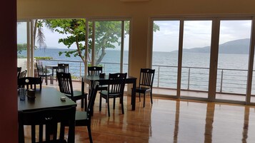 Pequenos-almoços, almoços, jantares servidos, cozinha local 