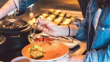 Pequeno-almoço tipo buffet diário (17.5 EUR por pessoa)