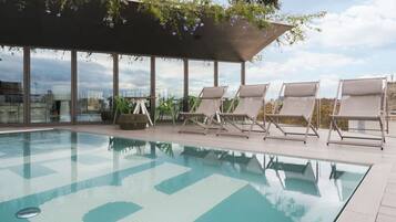 Piscina exterior sazonal, da(s) 12:00 à(s) 20:00, espreguiçadeiras