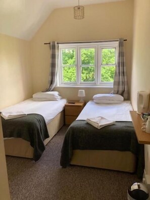 Ferro/tábua de engomar, Wi-fi grátis, roupa de cama fornecida