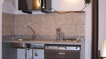 Estúdio Design | Kitchenette privada | Um frigorífico, um micro-ondas, um forno, uma placa de cozinha
