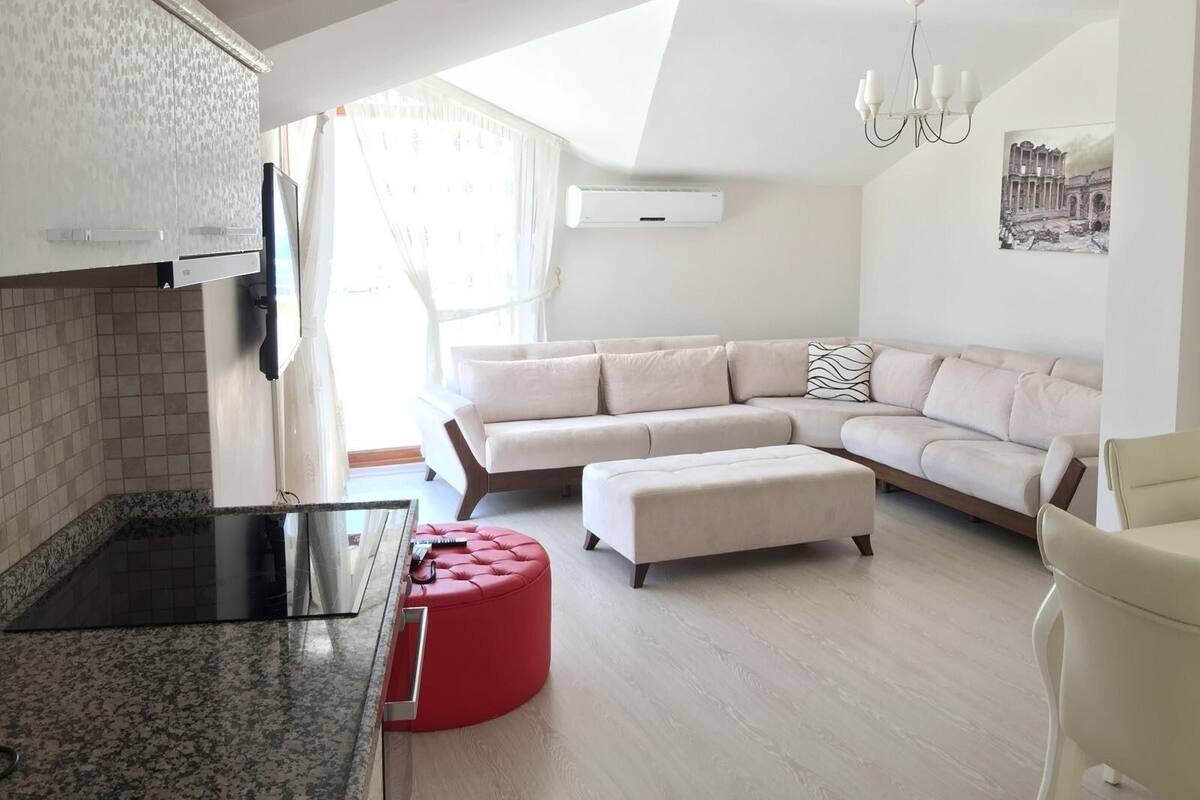 Apartamento, 2 quartos, terraço | Sala de estar | Televisor LCD