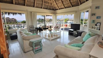 Suite Premium Vista a la Marina. | Roupa de alta qualidade, edredões de penas, camas de colchão pillowtop