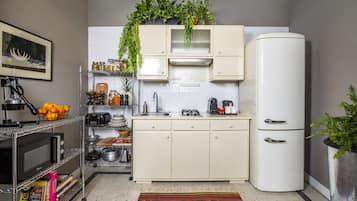 Suite Familiar (With Kitchenette) | Cozinha privada | Uma máquina de café expresso, uma cafeteira/bule, uma chaleira elétrica