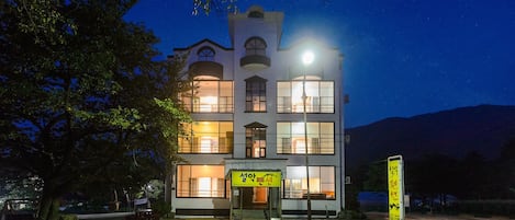 Fachada do alojamento (tarde/noite)