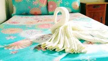 Budget Double Room | Escrivaninha, Wi-Fi de cortesia, roupa de cama