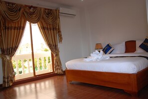 Quarto casal superior | Frigobar, cofres nos quartos, escrivaninha, Wi-Fi de cortesia