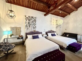 Quarto quádruplo conforto, 2 camas de casal, geladeira, no pátio | Cortinas blackout, Wi-Fi de cortesia, roupa de cama