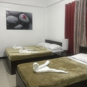 Quarto Triplo | Secretária, camas desdobráveis, Wi-fi grátis, roupa de cama fornecida 