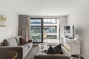 Suite Superior, 2 quartos | Sala de estar | Smart TV de 50 polegadas com canais digitais 