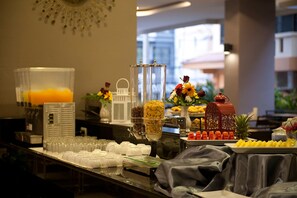 Pequeno-almoço tipo buffet diário mediante uma taxa 