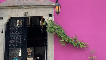 Fachada do alojamento (tarde/noite)