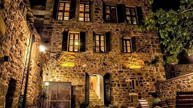 Um edifício de pedra com várias janelas e portão.