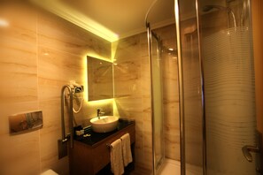 Quarto superior, no canto | Banheiro | Chuveiro, produtos de toalete grátis, secador de cabelo, chinelos