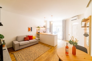 Apartamento básico, 1 quarto | Área de estar | TV de tela plana 32 polegadas com canais a cabo, TV