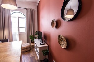 Apartamento, 1 quarto | Sala de estar | TV de tela plana 32 polegadas com canais a cabo, TV