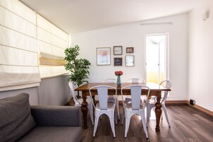 Apartamento, 2 quartos | Sala de estar | TV de tela plana 32 polegadas com canais a cabo, TV