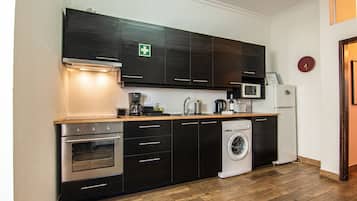 Apartamento, 2 quartos | Cozinha privada | Geladeira, micro-ondas, fogão, cooktop