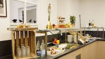 Café da manhã com buffet diário (EUR 18.00 por pessoa)