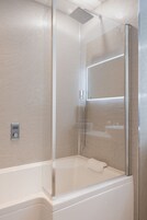 "Sheer Luxe" Luxury Apartment King Bed with Bath & Shower | Chuveiro