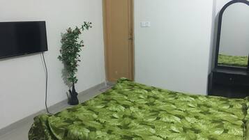 Apartamento Cidade, 1 cama queen-size, cozinha, Vista para a cidade | 1 quarto, cofre no quarto, secretária, ferro/tábua de engomar