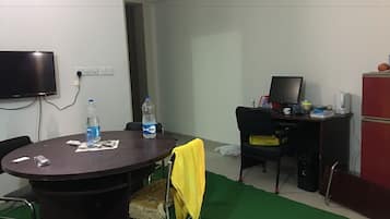 Apartamento Cidade, 1 cama queen-size, cozinha, Vista para a cidade | Refeições no quarto