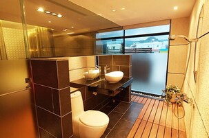 Quarto casal luxo | Comodidades do banheiro | Chuveiro/banheira combinados, banheira de imersão