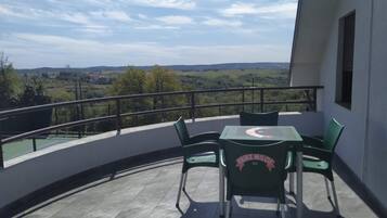 Quarto Deluxe, vista para o pátio | Terraço/pátio interior