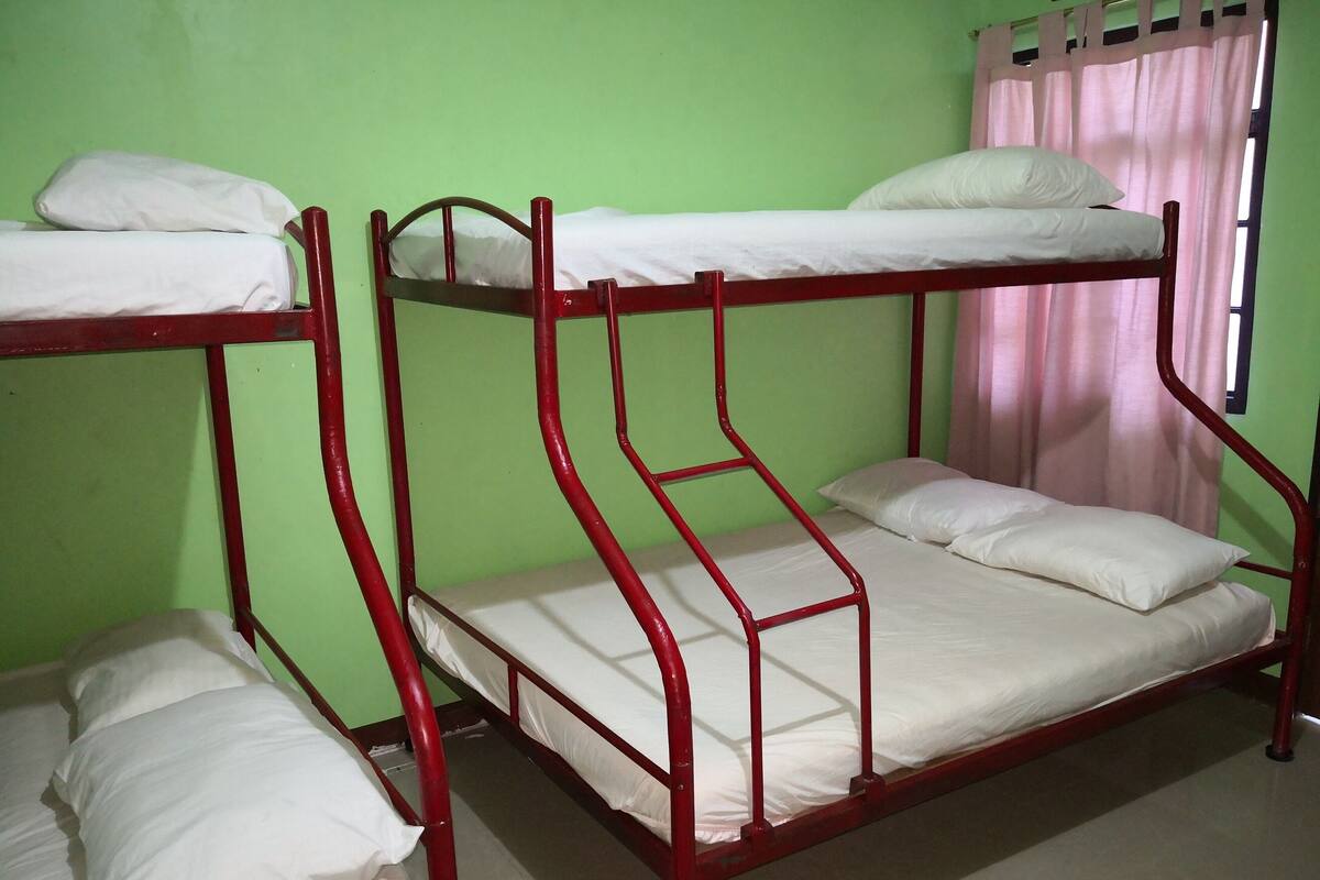 Estúdio básico, em dormitório misto | 1 quarto, escrivaninha, cortinas blackout, ferros/tábuas de passar roupa