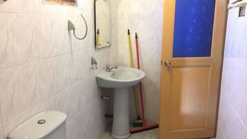 Casa Familiar, 1 quarto, não fumadores, cozinha | Casa de banho | Um polibã, toalhas fornecidas