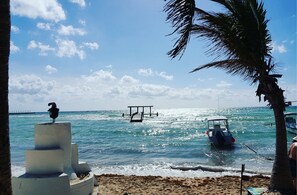 Praia de areia branca, bares na praia