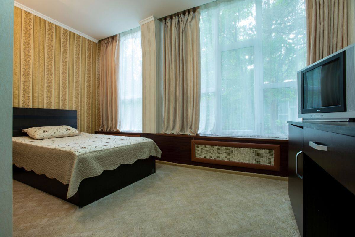 Quarto solteiro standard | Frigobar, cofres nos quartos, escrivaninha
