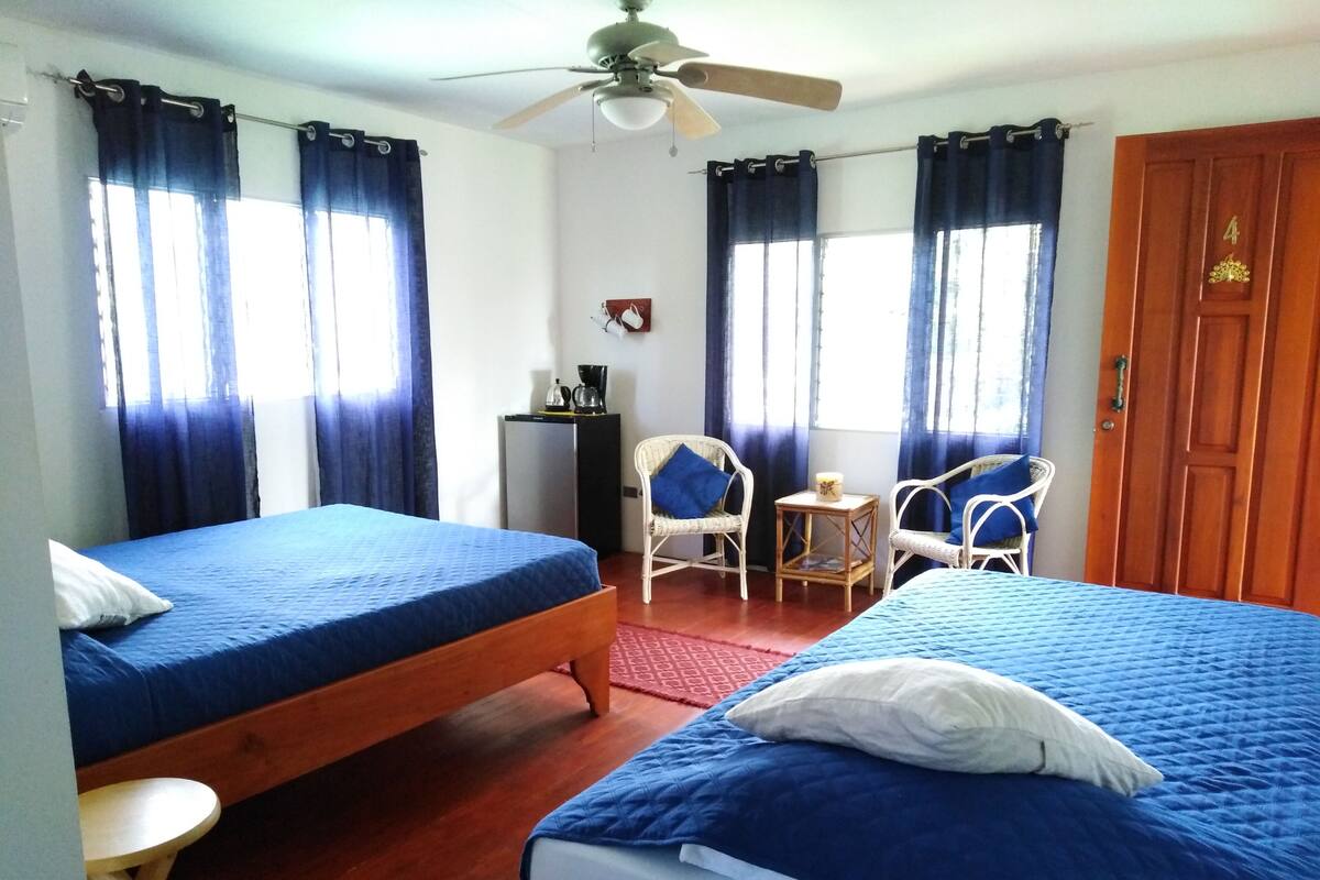 Quarto Triplo, vista para o jardim | Cofre no quarto, Wi-fi grátis, roupa de cama fornecida 