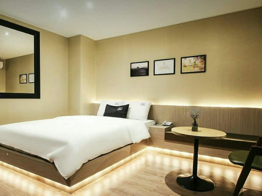 Quarto luxo (A, Breakfast unavailable) | Roupas de cama premium, edredons de pluma, camas Tempur-Pedic
